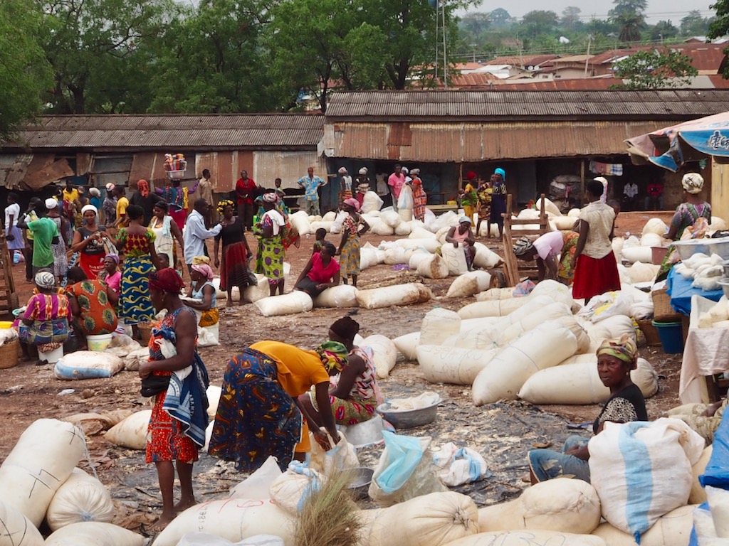 Besuch eines ländlichen Großmarktes (Asesewa Market) – geo-e-log
